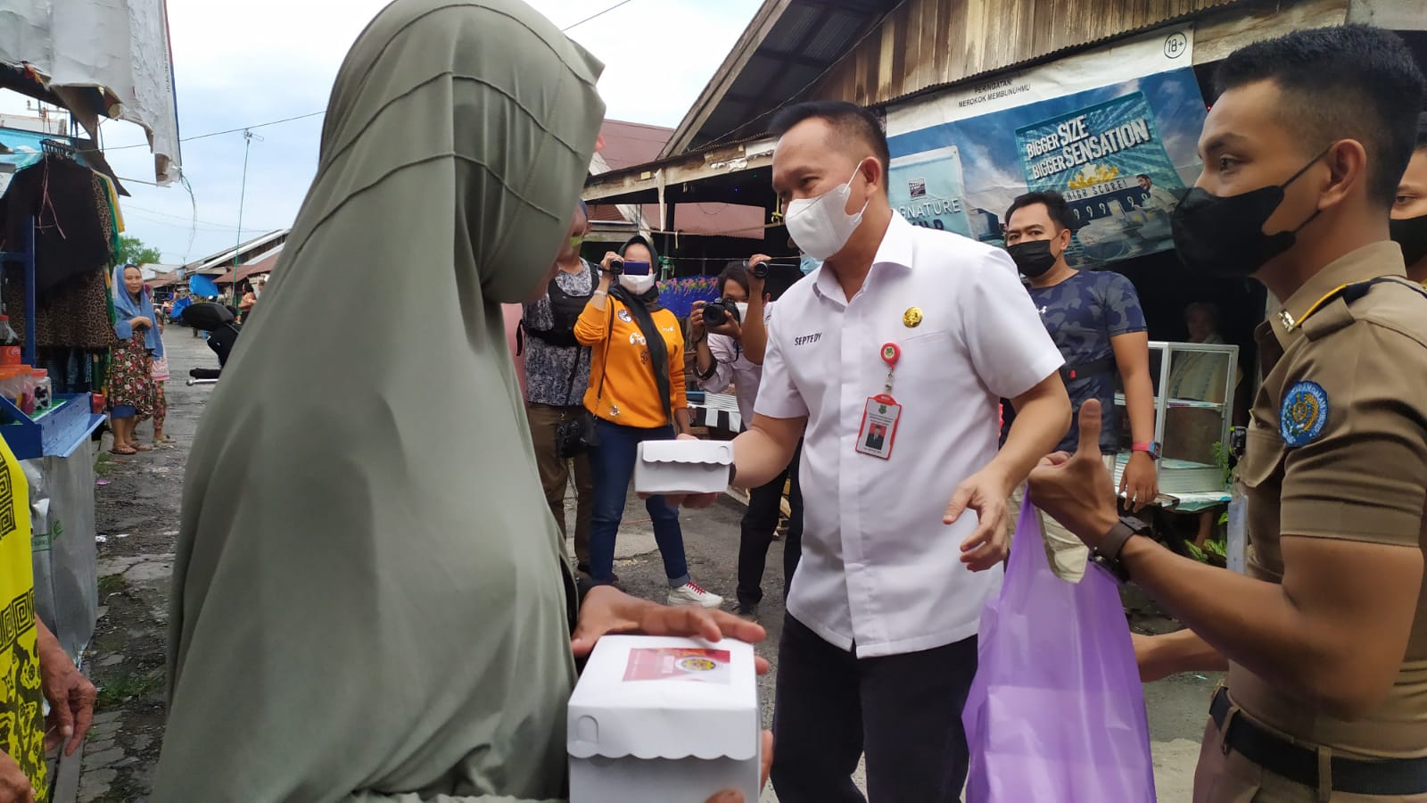 Keluarga Alumni IKAPTK Kabupaten Kapuas Bagi 500 Kotak Takjil